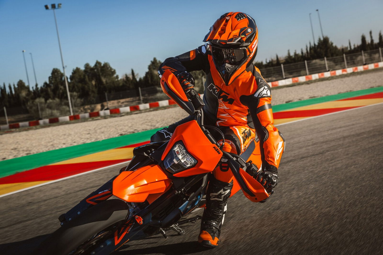 KTM 690 SMC R 2026: l'ammiraglia - RED Live