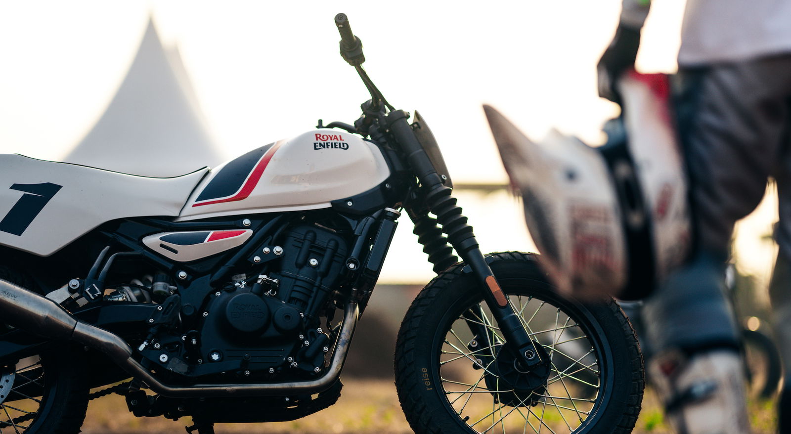 Royal Enfield amplia i programmi di guida, tra flat track e off-road ...